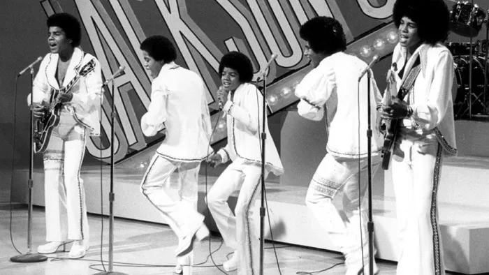 What is R&B Music? Characteristics, Famous Artists & Examples