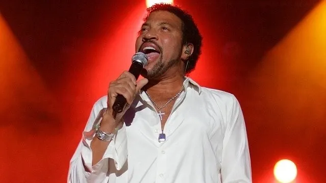 What is R&B Music? Characteristics, Famous Artists & Examples