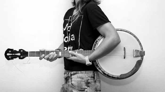 What is Country Music? Characteristics, Artists & Examples