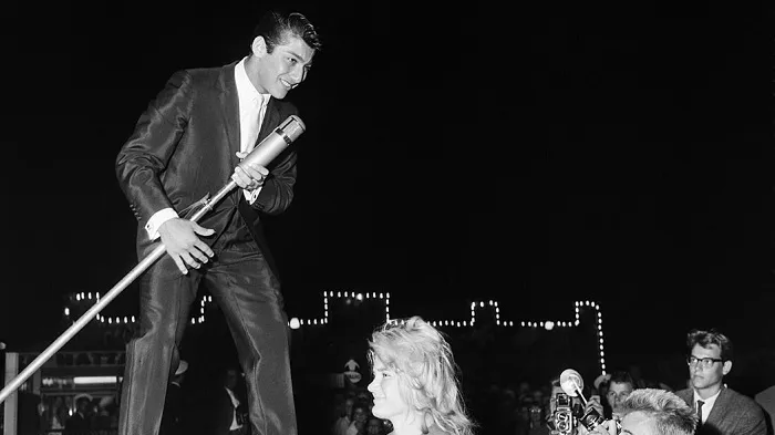 What is R&B Music? Characteristics, Famous Artists & Examples