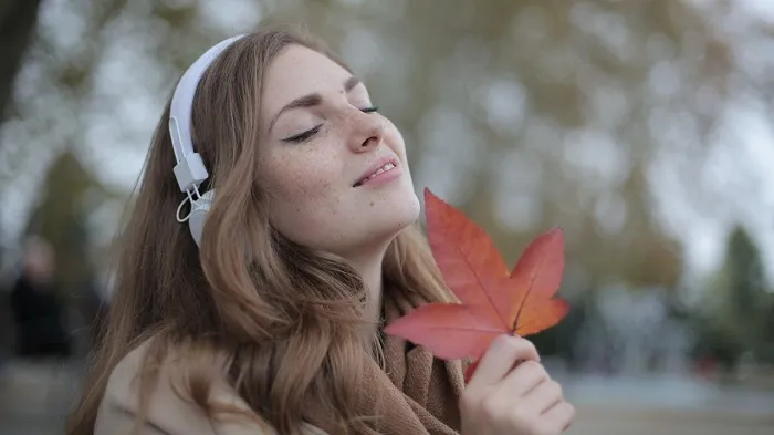 What Is Lo-fi Music? Meaning, History & Characteristics