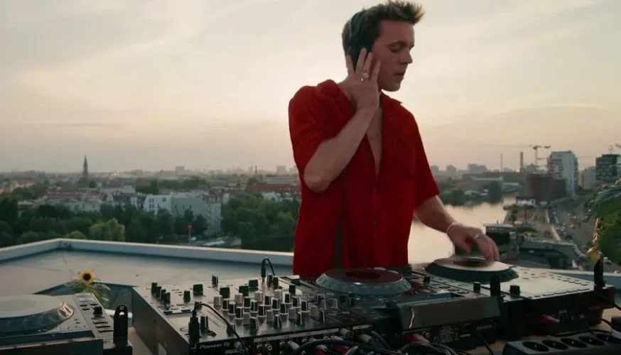 What Is a Remix? Meaning, Types & Examples