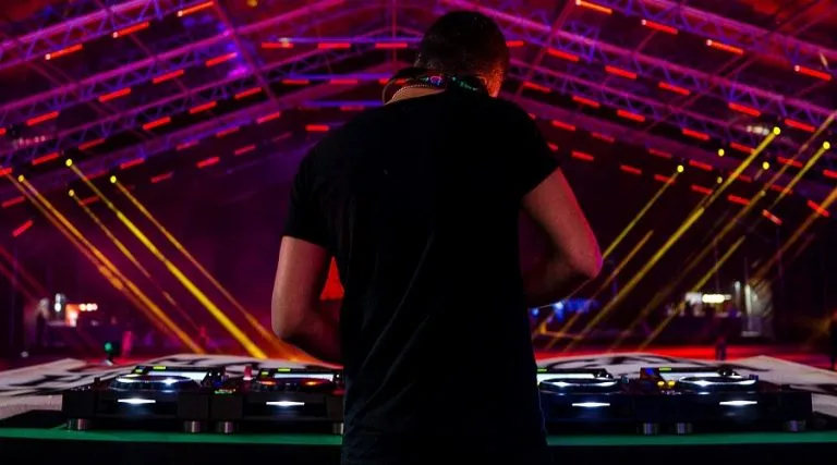 What Is Alternative Music? Definition, Characteristics, Artists & Examples