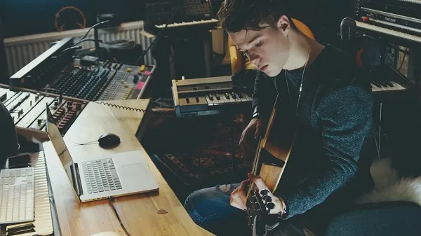 8 Types of Music Royalties All Artists Should Collect (Easy Money)