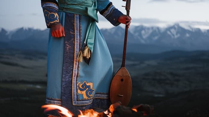 What Is Folk Music? Characteristics, Artists & Examples