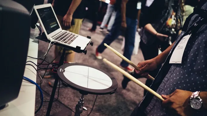 What is R&B Music? Characteristics, Famous Artists & Examples