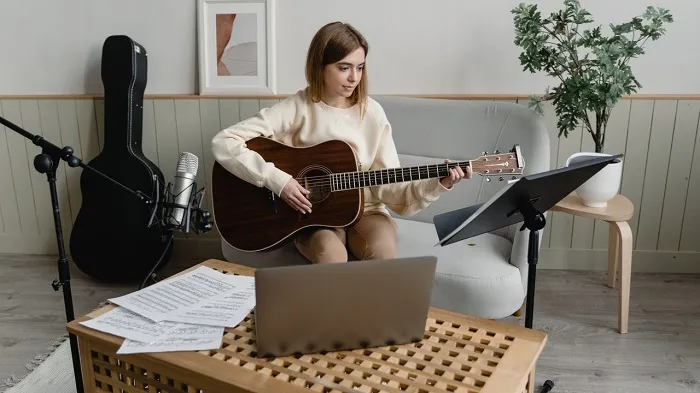 What Is a Verse in Music? Definition, Types & Examples