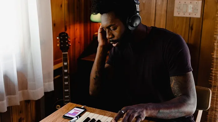 What Is Lo-fi Music? Meaning, History & Characteristics