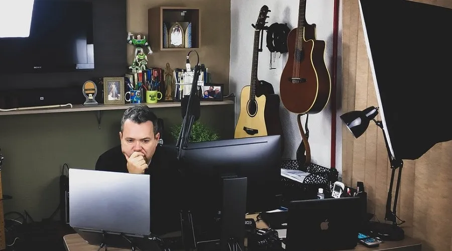 What is an EP in Music? Definition and Story of the Extended Play