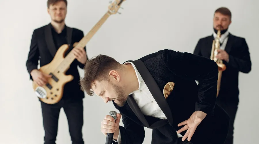 What is R&B Music? Characteristics, Famous Artists & Examples